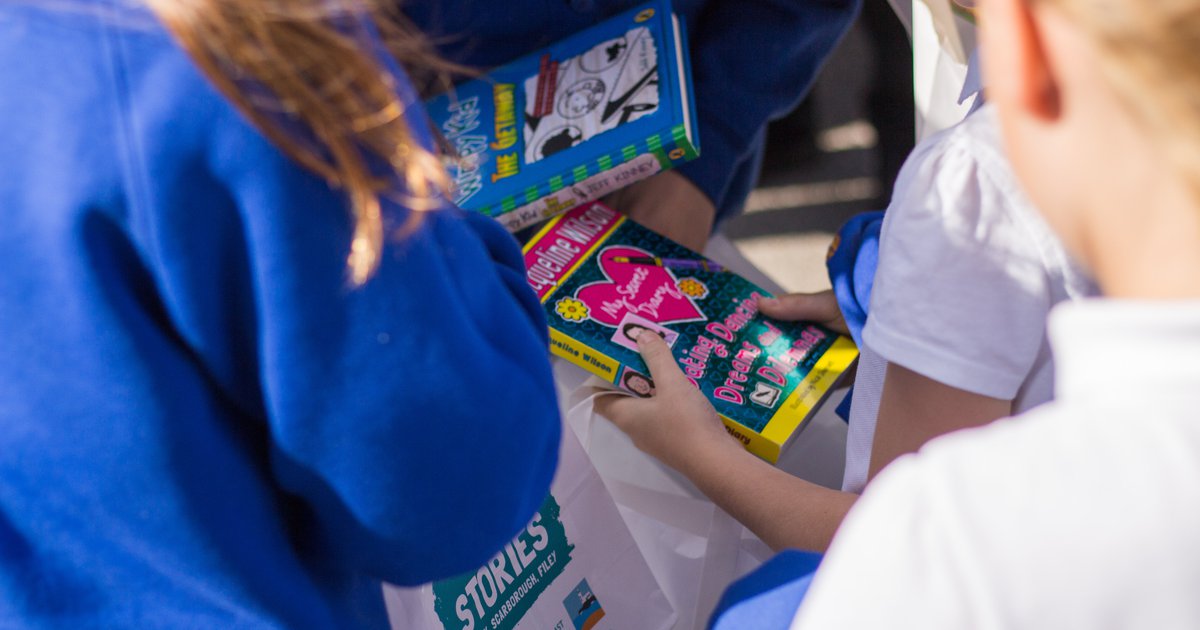 100 Reads display kit | National Literacy Trust